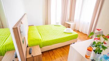 Cofres nos quartos, escrivaninha, Wi-Fi de cortesia, roupa de cama