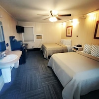 Quarto standard, 2 camas de casal | Individualmente decorados, ferros/tábuas de passar roupa, berços grátis