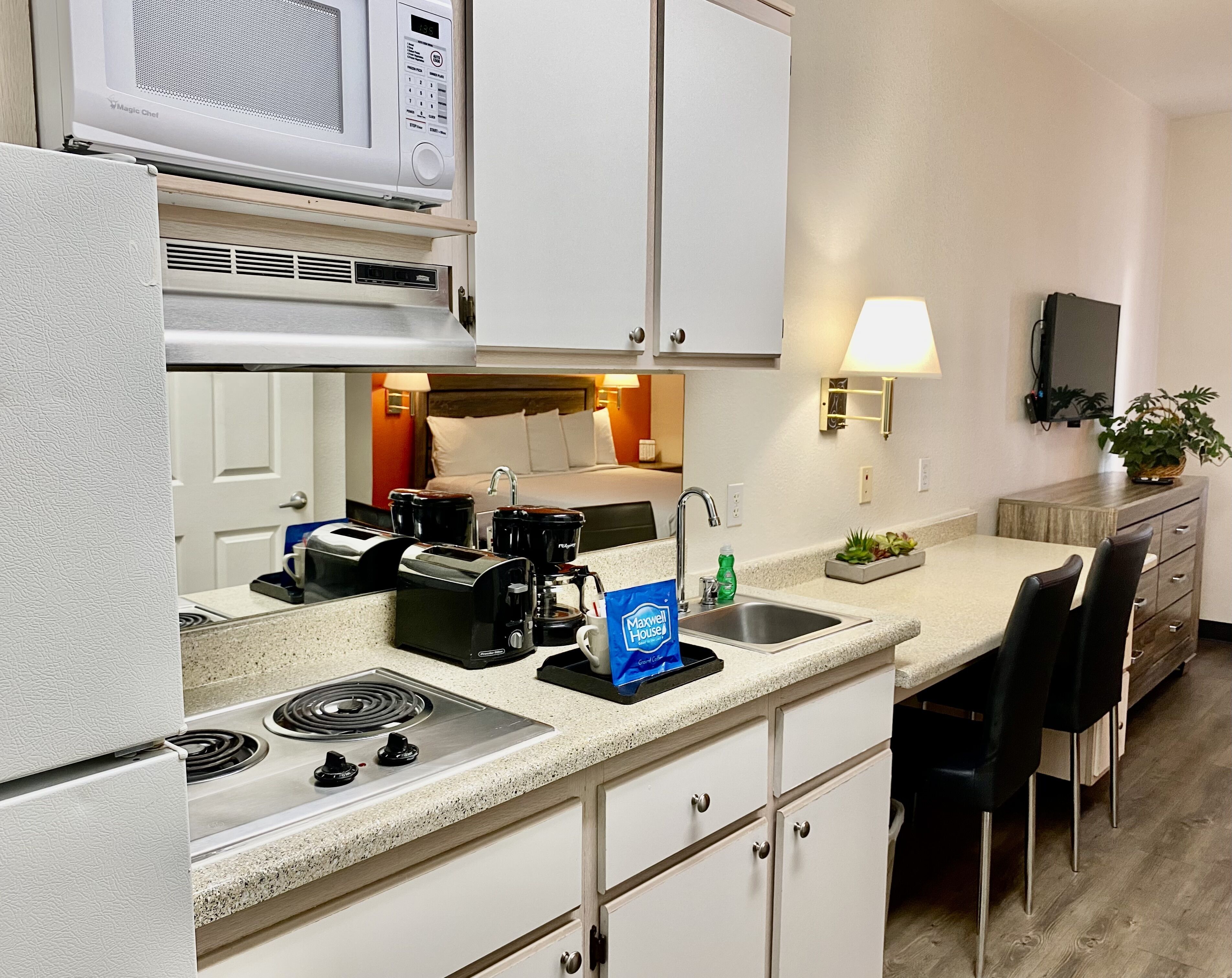 Suite-Estúdio, 1 cama queen-size, kitchenette | Kitchenette privada | Um frigorífico/congelador grande, um micro-ondas, uma placa de cozinha 