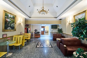 Área de estar no saguão