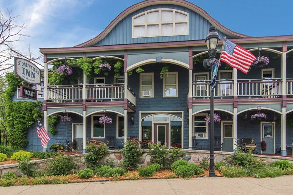 Stone Waters Inn - Michigan