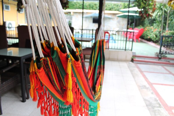 Piscina exterior, espreguiçadeiras 