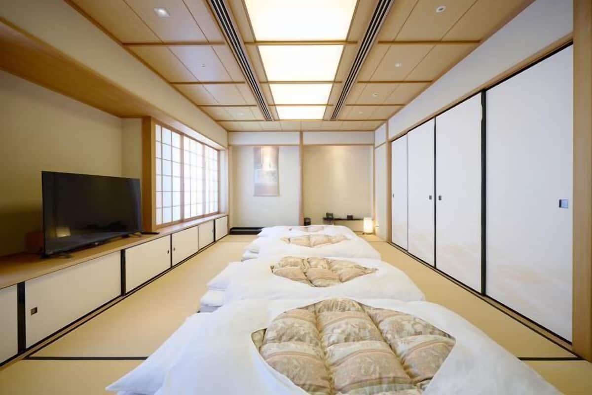 Roupa hipoalergénica, cofre no quarto, secretária