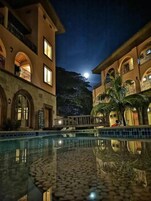 Piscina exterior, espreguiçadeiras