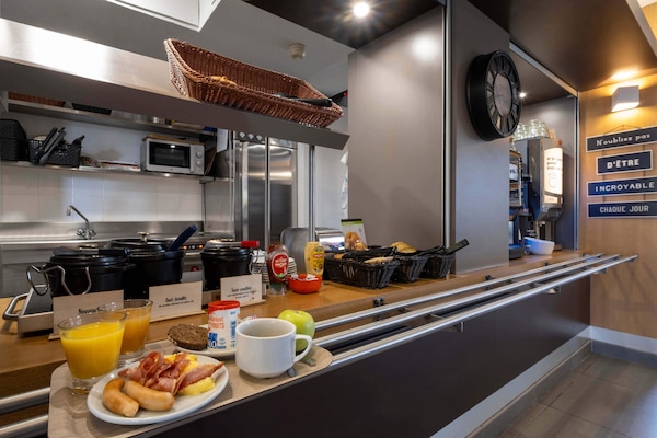 Pequeno-almoço tipo buffet diário mediante uma taxa