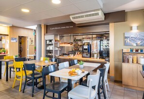 Café da manhã com buffet todos os dias mediante uma taxa