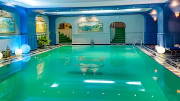 Piscina interna, piscina externa, espreguiçadeiras