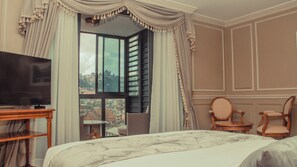 Quarto luxo, 1 cama King, para não fumantes, vista para a cidade | Roupas de cama premium, frigobar, cofres nos quartos
