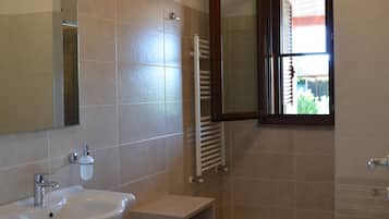 Quarto superior | Banheiro | Chuveiro, chuveiro com efeito de chuva, secador de cabelo, bidê