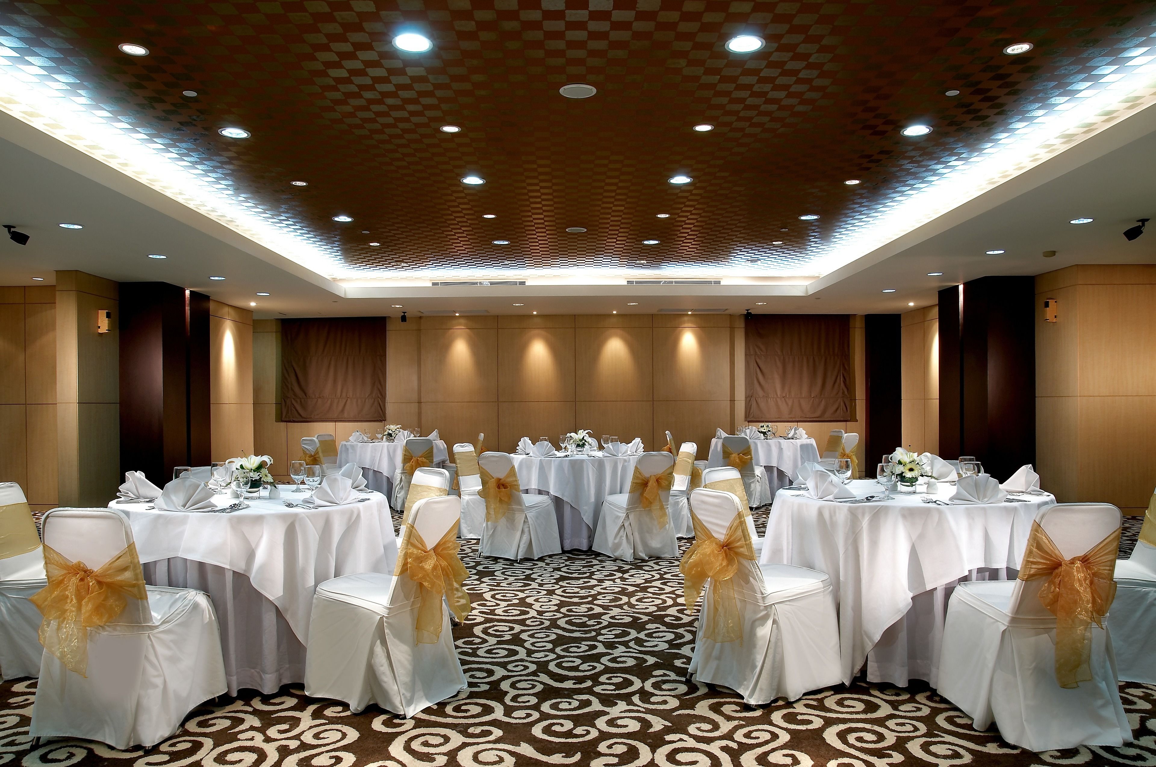 Pequenos-almoços, almoços, jantares servidos, com vista para a piscina 