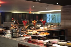 Pequeno-almoço tipo buffet diário (211750 IDR por pessoa) 