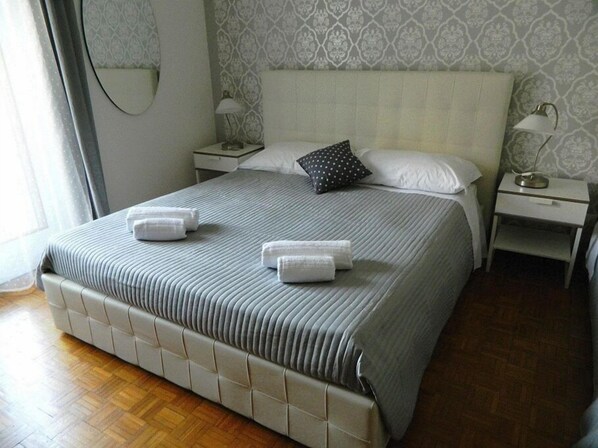 Quarto Duplo, casa de banho partilhada | Cofre no quarto, secretária, Wi-fi grátis, roupa de cama fornecida