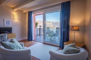 Suite Júnior, vista para o lago | Edredões de penas, minibar, cofre no quarto, secretária 