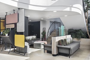 Área de estar no saguão