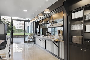 Café da manhã com buffet todos os dias mediante uma taxa