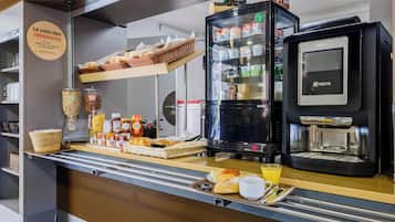 Pequeno-almoço tipo buffet diário mediante uma taxa