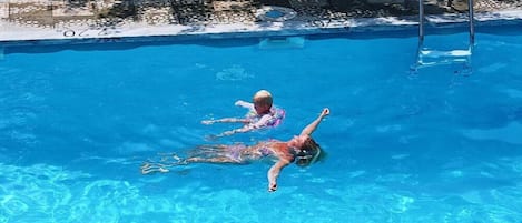 Piscina exterior, espreguiçadeiras