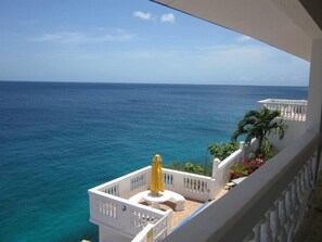 Uma varanda com vista para o oceano.