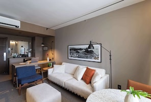Suite, 1 cama king-size | Minibar, cofre no quarto, secretária, cortinas/cortinados opacos