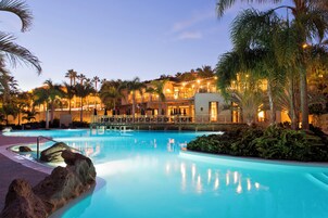 4 piscinas exteriores, guarda-sóis 