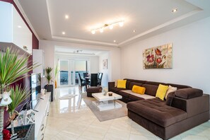 Apartamento Comfort, 2 quartos, terraço, vista para o mar | Sala de estar | Televisor de ecrã plano de 40 polegadas com canais por cabo, televisor