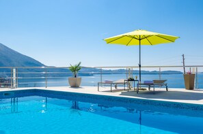 Piscina exterior sazonal, espreguiçadeiras