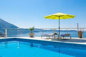 Piscina exterior sazonal, espreguiçadeiras 