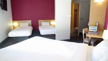 Quarto quádruplo, para não fumantes | Roupas de cama premium, escrivaninha, cortinas blackout