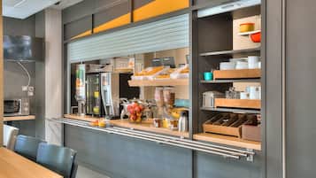 Pequeno-almoço tipo buffet diário mediante uma taxa