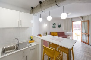 Apartamento básico, 1 quarto, vista para a piscina | Cozinha privada | Geladeira, micro-ondas, cooktop, cafeteira/chaleira