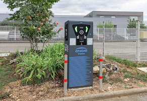 Um parquímetro com a marca ENGIE Viano e um visor digital.