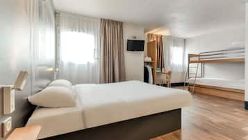 Quarto quádruplo, para não fumantes | Roupas de cama premium, escrivaninha, quartos à prova de som