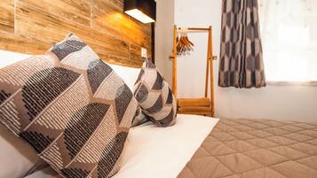 Quarto casal, suíte | 1 quarto, ferros/tábuas de passar roupa, Wi-Fi de cortesia