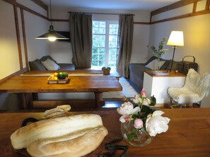 Apartment, 1 Bedroom | Sala | Televisor LCD de 24 polegadas com canais por cabo, televisor 