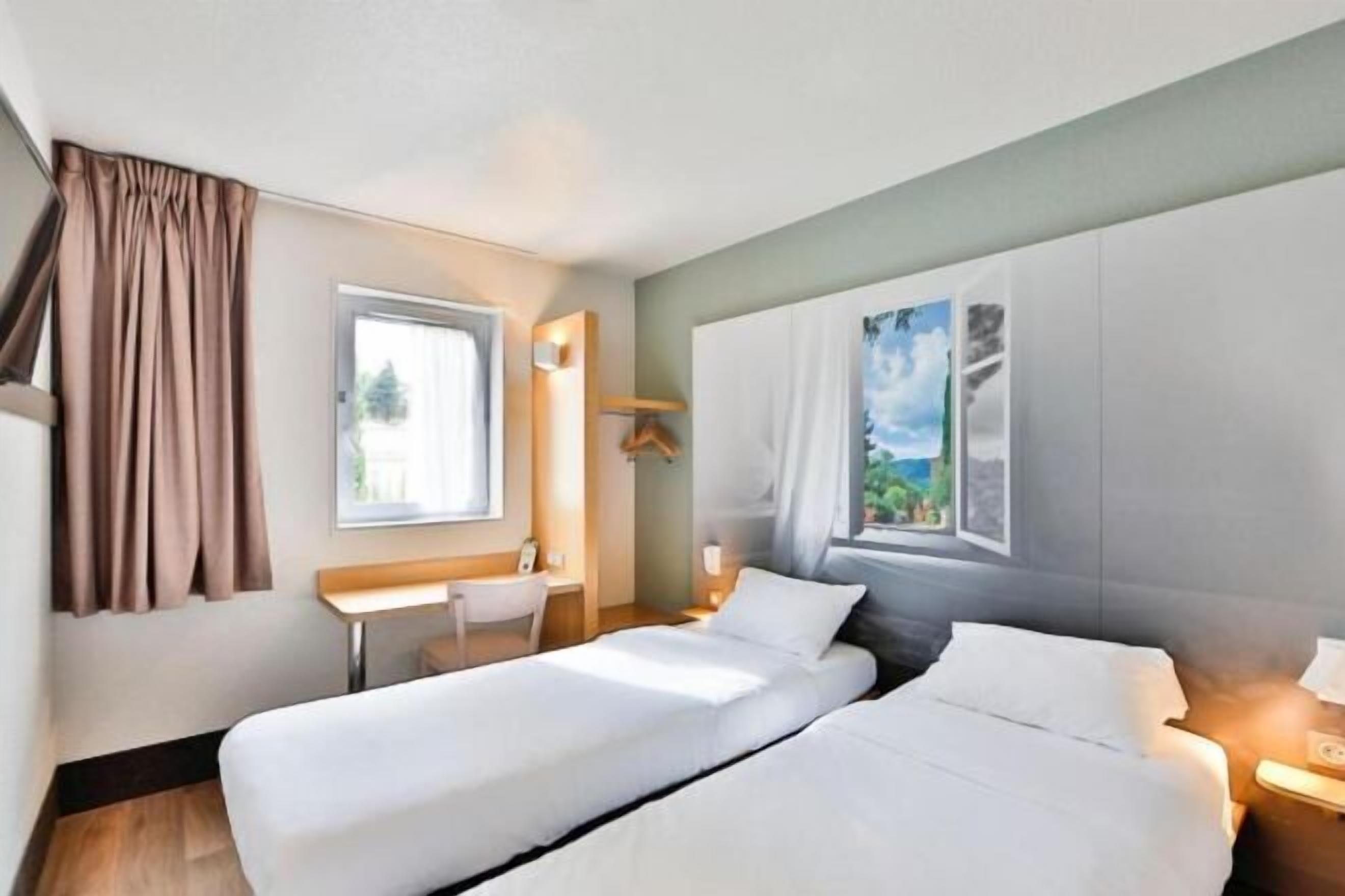 Roupas de cama premium, escrivaninha, quartos à prova de som