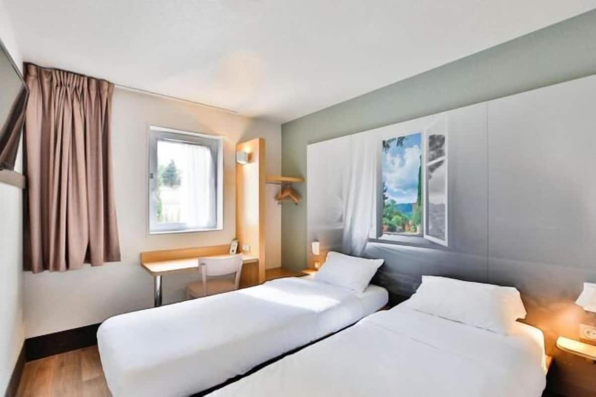 Roupas de cama premium, escrivaninha, quartos à prova de som