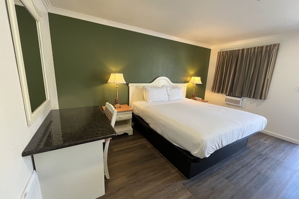 Quarto standard, 1 cama King, acessível | Individualmente mobiliados, escrivaninha, cortinas blackout