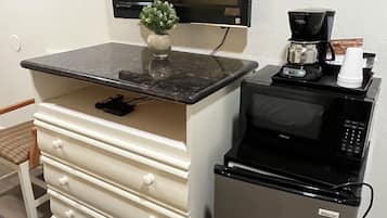 Quarto standard, 1 cama King, acessível | Individualmente mobiliados, escrivaninha, cortinas blackout