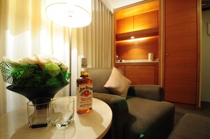 Quarto | Cofre no quarto, secretária, cortinas/cortinados opacos 