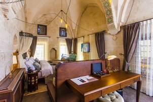 Roupas de cama premium, frigobar, quartos à prova de som