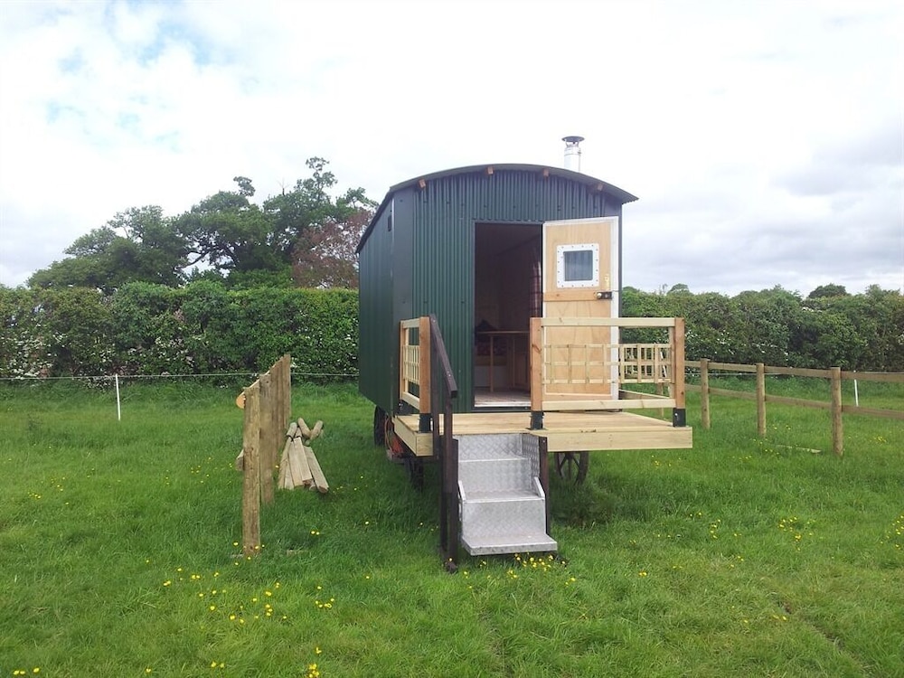 Comfort Double Shared Bathroom With Park View - Malvern