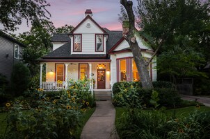 Fachada da propriedade à noite