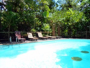 Piscina exterior, espreguiçadeiras