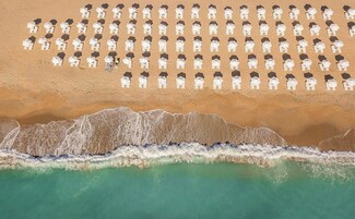 Espreguiçadeiras, guarda-sóis, toalhas de praia 