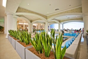 4 bares/lounges, um bar junto à piscina, um bar de praia