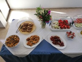 Pequeno-almoço tipo buffet diário mediante uma taxa 