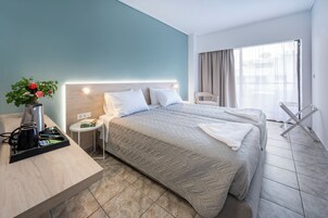 Quarto Deluxe, 2 camas individuais | Minibar, secretária, secretária adequada para computadores portáteis 