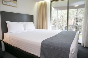 Quarto luxo, várias camas | Roupas de cama premium, camas com colchões pillow-top, escrivaninha