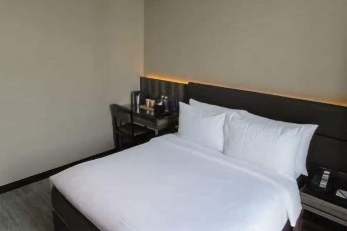 1 quarto, roupa de alta qualidade, cofre no quarto, secretária