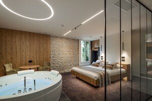 Quarto Deluxe, banheira de hidromassagem | Minibar, com decoração personalizada, quartos insonorizados 